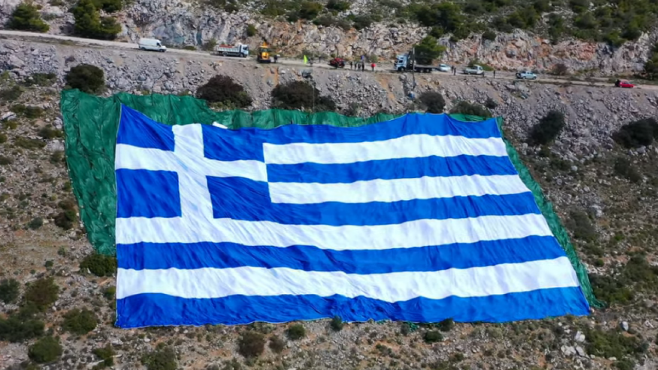 Εντυπωσιακό θέαμα με λέιζερ σημαία Γλυφάδα για 200 χρόνια από Ελληνική ...