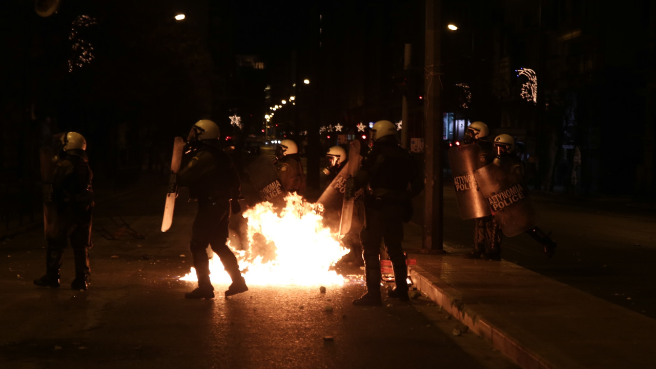 Συνεχίζονται οι επιθέσεις με μολότοφ σε ΜΑΤ στα Εξάρχεια | ΣΚΑΪ
