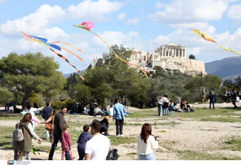 Καθαρά Δευτέρα: Γέμισε κόσμο και χαρταετούς ο Λόφος του Φιλοπάππου | ΣΚΑΪ