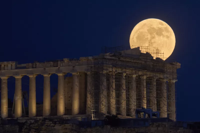Πανσέληνος: Μαγευτικές φωτογραφίες από το φεγγάρι της φράουλας | ΣΚΑΪ