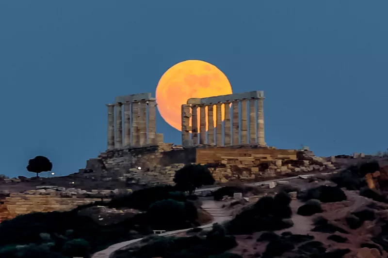 Πανσέληνος: Μαγευτικές φωτογραφίες από το φεγγάρι της φράουλας | ΣΚΑΪ