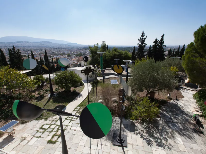 Takis: Κόσμος σε Κίνηση 46 γλυπτά στον δημόσιο χώρο του ΚΠΙΣΝ | ΣΚΑΪ