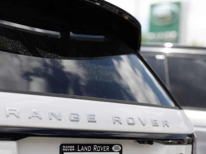 Aποκαλύφθηκε η πρώτη φωτογραφία του νέου Range Rover | ΣΚΑΪ