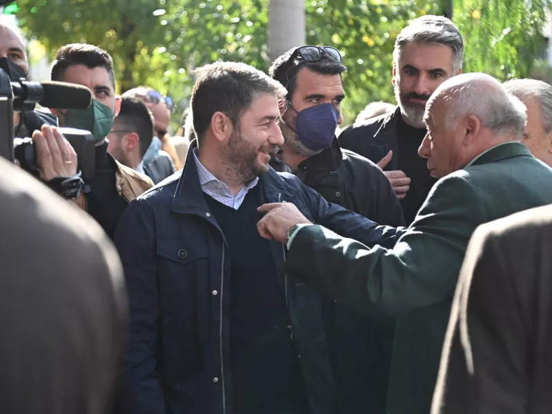 Ανδρουλάκης: Περιοδεία στο Κερατσίνι - Αφησε λουλούδι στο μνημείο του ...