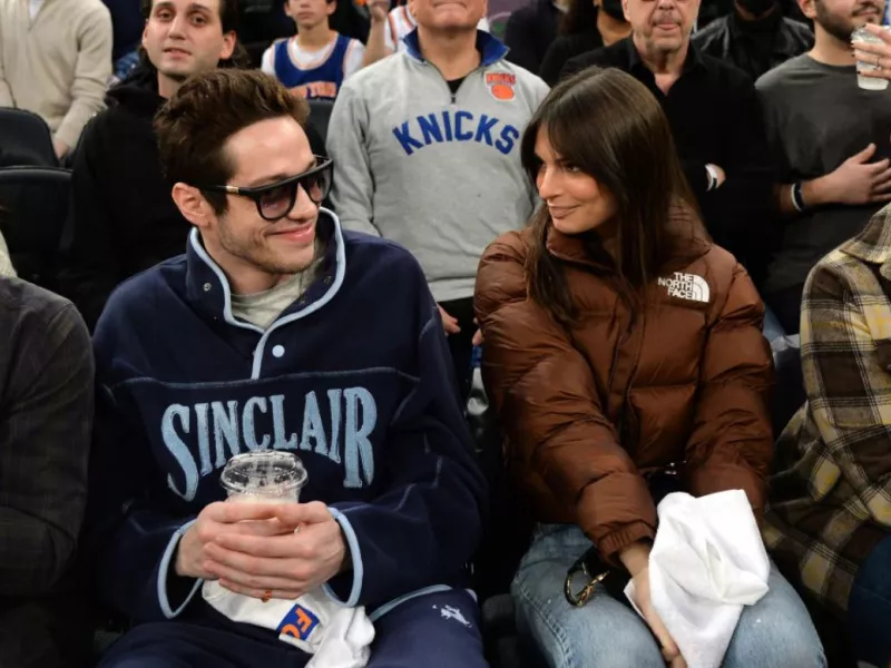 Pete Davidson-Emily Ratajkowski: Φλερτάρουν σε αγώνα του NBA | ΣΚΑΪ