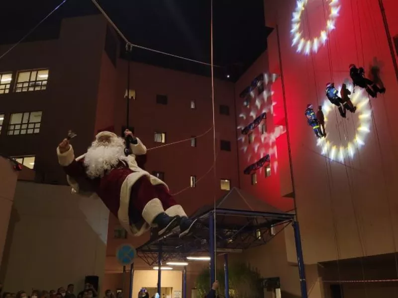 Λάρισα:Λάρισα: Ο Άγιος Βασίλης ήρθε από ψηλά και επισκέφθηκε τα ...