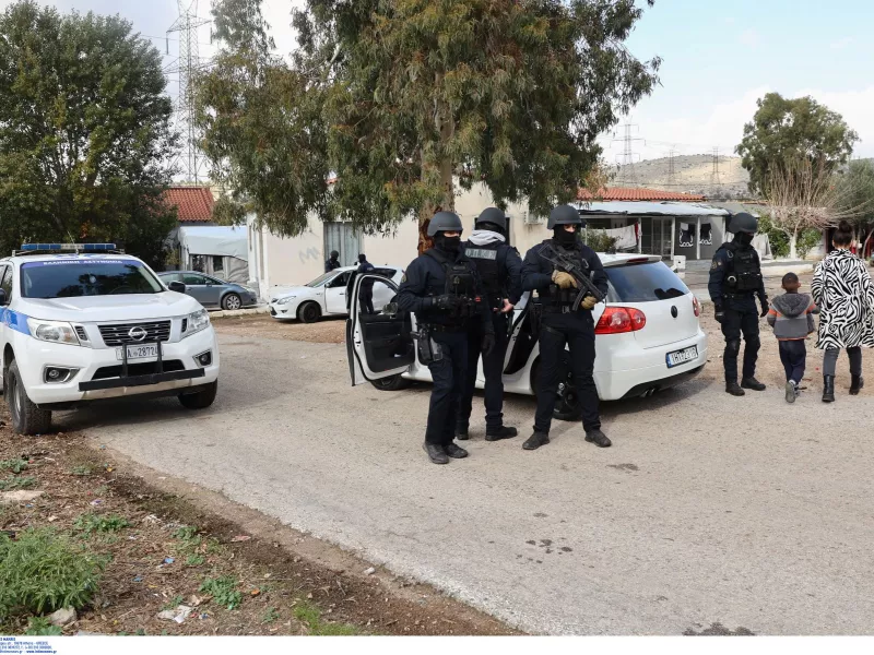 Βέροια: Επίθεση εναντίον αστυνομικών σε οικισμό Ρομά | ΣΚΑΪ