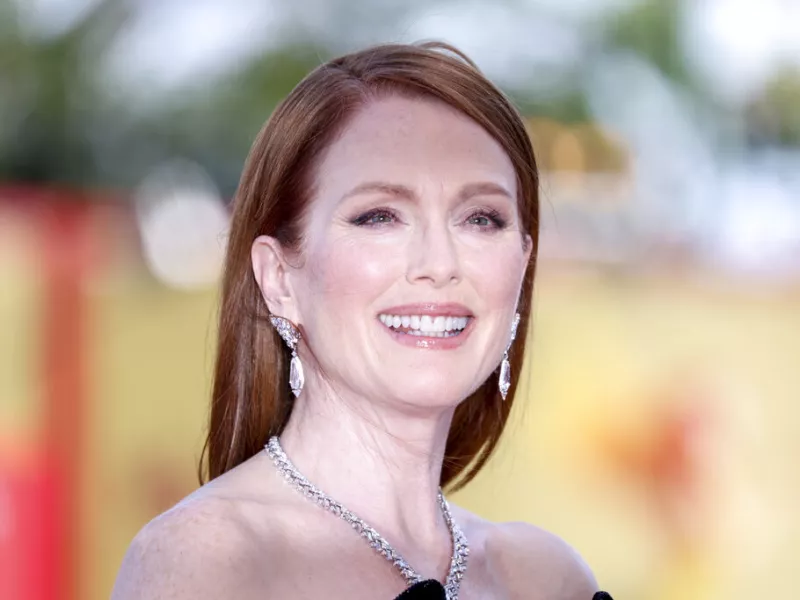 Julianne Moore: Αποκαλύπτει τα μυστικά ομορφιάς της - Δείτε video | ΣΚΑΪ