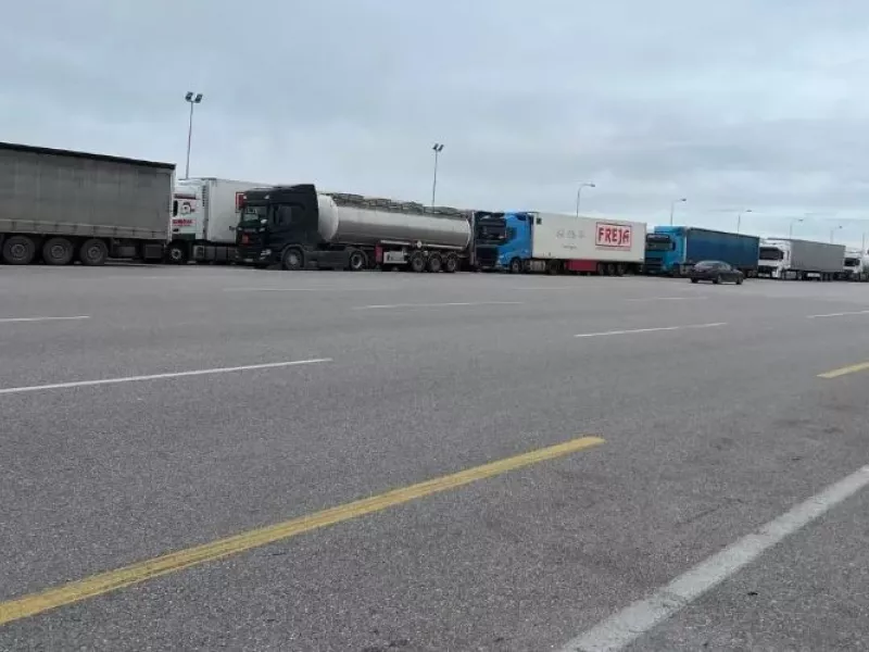 Θεσσαλονίκη: Φορτηγά κόλλησαν στα Μάλγαρα λόγω απαγόρευσης της ...