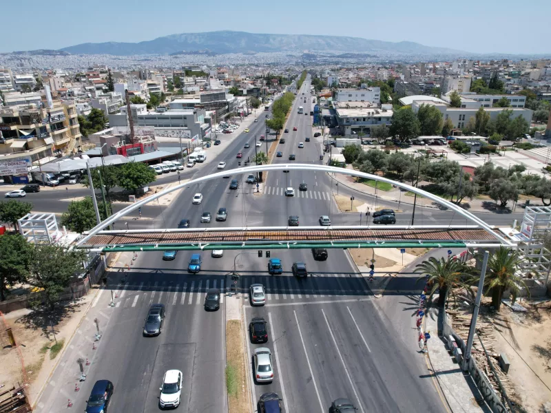 Τοποθετήθηκε η νέα πεζογέφυρα στο Παλατάκι Χαϊδαρίου | ΣΚΑΪ