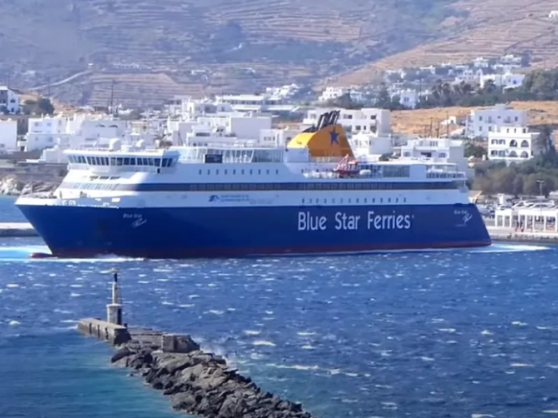 Βίντεο: «Μάχη» του Blue Star Paros με τα κύματα στην Τήνο και η ...