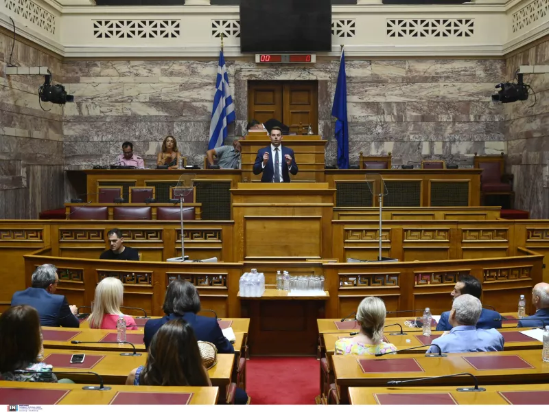 ΣΥΡΙΖΑ: Χωρισμένη στα δυο η κοινοβουλευτική ομάδα | ΣΚΑΪ