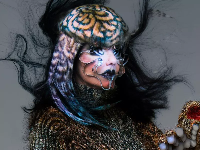 Björk: Γιόρτασε τα 60ά γενέθλιά της περιγράφοντας αγωγές που έκανε στο ...