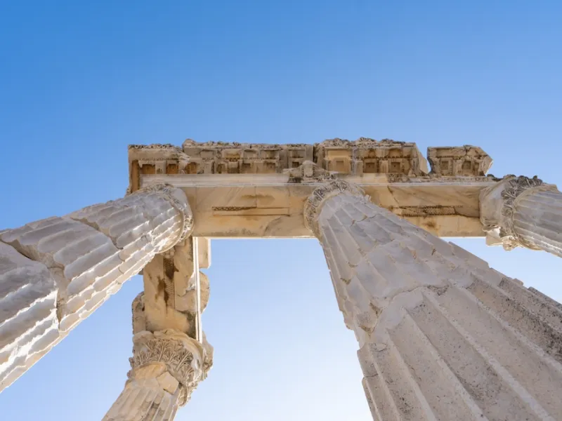 Αέτωμα 196 χρόνων | ΣΚΑΪ
